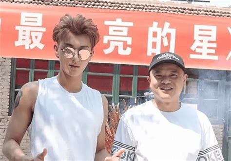 黄子韬追忆父亲哽咽落泪，称爸爸曾隐瞒病情一年，后悔不够了解他父母