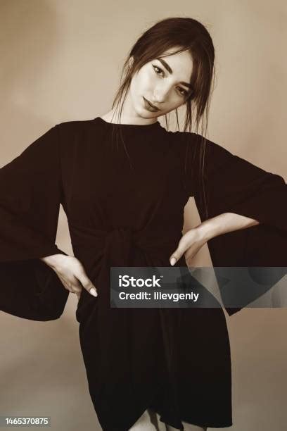 스튜디오에서 검은 드레스를 입은 갈색 머리 아시아 여성 검은색에 대한 스톡 사진 및 기타 이미지 검은색 고급 의상 드레스