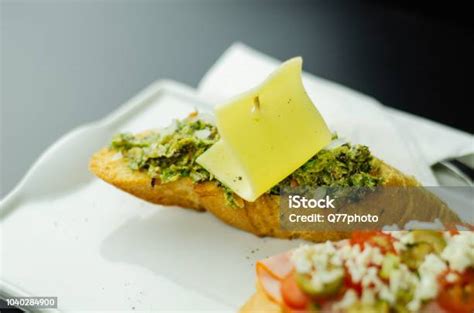 전통 스페인 타파스 점심 테이블 미니 샌드위치 음식 세트 맛 있는 간식 전채 0명에 대한 스톡 사진 및 기타 이미지 0명