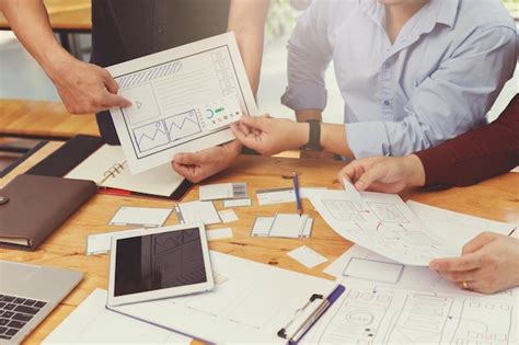 Концепция Ux Ui графические дизайнеры работают вместе с дизайнером Ux