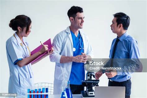 테스트 튜브 및 과학 기기에서 생화학 샘플을 검사 하면서 실험실에서 작업 하는 실험실 코트를 착용 하는 과학자 그룹 과학 기술 연구 및 개발 연구 개념 Dna에 대한 스톡