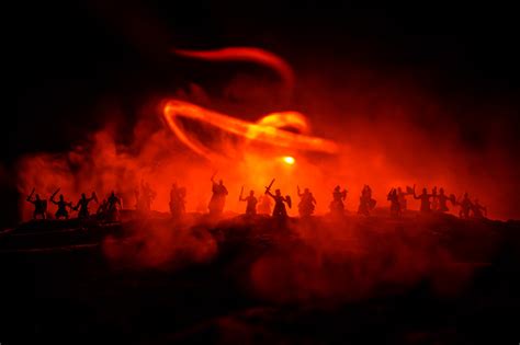 中世紀的戰鬥場景與騎兵和步兵人物的剪影作為單獨的物件 在黑暗色調的迷霧背景與中世紀城堡之間的戰士之間戰鬥 照片檔及更多 中古時代 照片