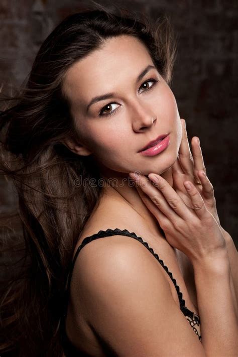 Retrato De La Muchacha Triguena Hermosa Imagen De Archivo Imagen De Underwear Persona