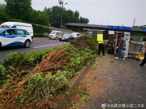 太原一货车在滨河东路快速路南向北方向发生撞花池侧翻车辆事故油漆