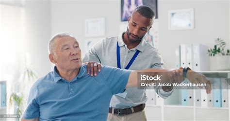 노인 물리 치료사 및 은퇴 또는 재활 건강 또는 부상 시 이동성 훈련을 위한 팔 스트레칭 고령자 근육 지원 및 수행 보조 회복 또는 상담 물리치료사에 대한 스톡 사진 및