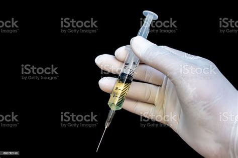 의료 장갑 약물 주입에 대 한 준비에 손을에서 주사기 검정색 배경 A형 인플루엔자 바이러스에 대한 스톡 사진 및 기타 이미지 A형 인플루엔자 바이러스 건강관리와 의술