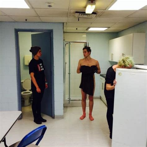 Luke Hemmings Gets Naked On Twitter Will 5 Seconds Of Summer Win MTV S