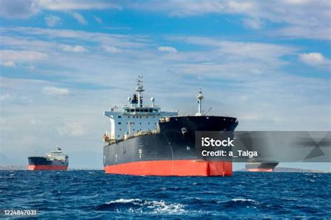 항만 근처 바다에서 국제 컨테이너 화물선의 물류 및 운송 건설 산업에 대한 스톡 사진 및 기타 이미지 건설 산업 경제 나름 Istock