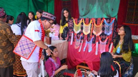 Siswa Smas St Fransiskus Saverius Ruteng Pamerkan Hasil Kerajinan