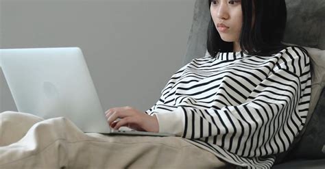 가구 거실 기술 꽃 꽃병 노트북 라이프스타일 레저 매력적인 무선 미니멀 미니멀리스트 베개 사람 성인 소파 수직 비디오 스트라이프 실내