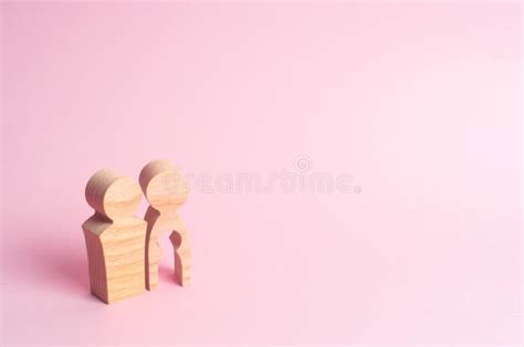 Houten Cijfers Van Een Man En Een Vrouw Met Een Leegte Binnen Het