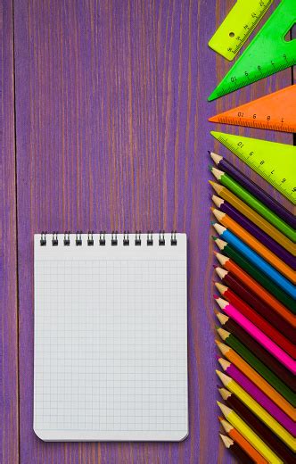 칠판 배경에 있는 학용품은 디자인에 사용할 준비가 되어 있습니다school 용품 상단 보기 가위에 대한 스톡 사진 및 기타