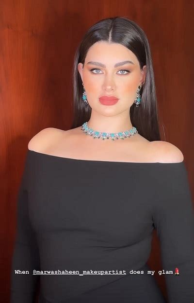 روان بن حسين تبهر جمهورها بإطلالة كلاسيكية و بالأسود البوابة
