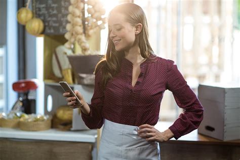 Top 12 Retail Customer Experience Strategies 2023