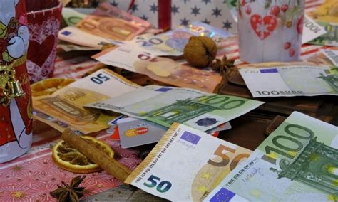 88 от работодателите предвиждат коледни бонуси снимки