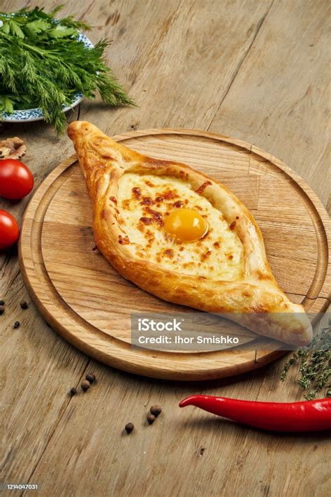 맛있는 전통 아자리안 카차푸리와 달걀 노른자를 나무 쟁반에 얹은 오픈 구운 파이 전통 그루지야어 음식 0명에 대한 스톡 사진 및