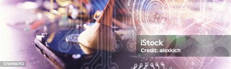 컴퓨터 장비 Pc 구성 요소의 수리 작업장에서 복원을위한 하드 드라이브 윈체스터 바이러스 복구 기술자에 대한 스톡 사진 및 기타 이미지 Istock