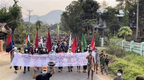 ဖက်ဆစ်ရွေးကောက်ပွဲ သပိတ်မှောက်၊ ဖက်ဒရယ်လမ်းကို ရဲရဲလျှောက် စာတန်း ကိုင်ဆောင်ကာ လောင်းလုံးတွင