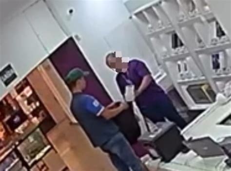 VÍDEO Homem armado se passa por cliente e rouba vários celulares em