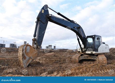 Excavadora Extrae Suciedad Durante Las Obras De Construcción Maquinaria Pesada Y Equipo De