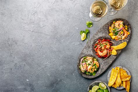 Ceviche 망고 아보카도 토마토와 함께 세 가지 다채로운 새우 세비 체 라틴 아메리카 멕시코 페루 에콰도르 음식입니다 화이트