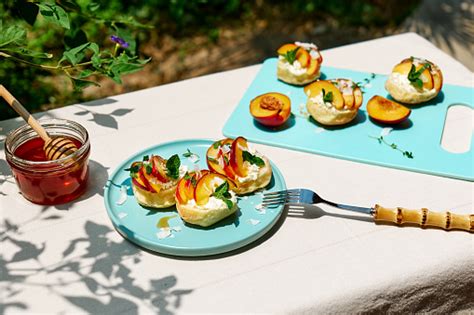 크림 치즈 천도 복숭아 코코넛 민트 꿀을 곁들인 미니 샌드위치 맛있는 여름 복숭아 토스트 건강한 점심 아이디어 건강한 식생활에 대한 스톡 사진 및 기타 이미지 Istock