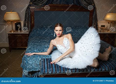 Ballerina Che Si Riposa Sul Letto Nellinterno Di Lusso Immagine Stock