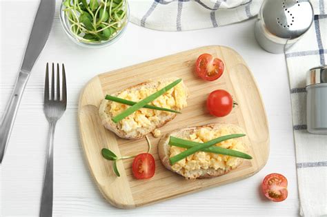 화이트 나무 테이블에 제공되는 맛있는 스크램블 에그 샌드위치 평평한 평지 0명에 대한 스톡 사진 및 기타 이미지 0명