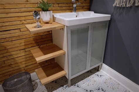 Le meuble de salle de bains FULLEN avec une vasque et des étagères ...