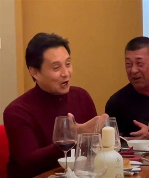 64岁白龙马王伯昭酒局深情演唱 满脸细纹肚腩凸出 娱乐频道 中华网