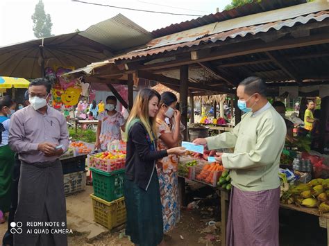 ခမောက်ကြီးမြို့တွင် လမ်းထွက်သွားလာနေကြသူများအား မဖြစ်မနေနှာခေါင်းစည်းတပ