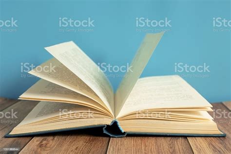 테이블에 책을 엽니 다 노란색 페이지가 있는 오래된 책더미입니다 책 바인딩 지식과 교육 갈색에 대한 스톡 사진 및 기타 이미지