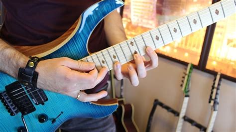 8 упражнений для игры на электрогитаре Для правой и левой руки