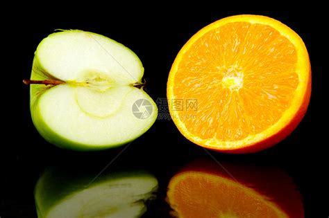 苹果和橙黑色橙子食物绿色红色高清图片下载 正版图片320223522 摄图网