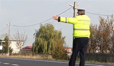 Droguri aruncate pe geamul maşinii chiar în faţa poliţiei Cei doi tineri s au dat de gol la un