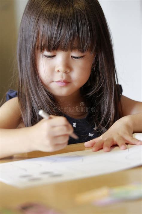 Estudiando A Una Chica Japonesa En Casa Foto De Archivo Imagen De