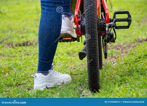 девушка ездит на электрическом велосипеде в весеннем лесу на украине в