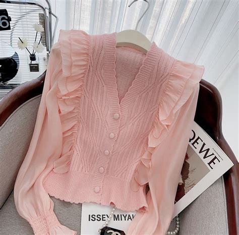 [시스루 프릴 물결 넥라인 블라우스]