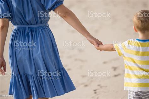 휴가 개념입니다 해변에서 걷는 동안 손을 잡고 여자와 아이를 닫습니다 어머니와 아들이 바다로 가족에 대한 스톡 사진 및 기타