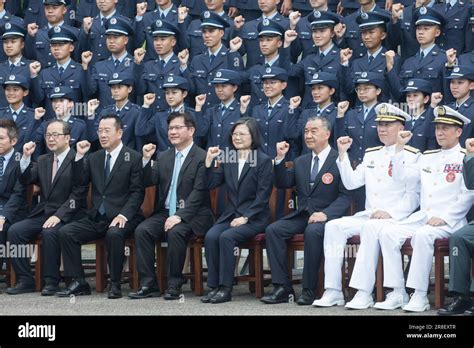 Taiwans President Tsai Ing Wen Poses With Graduates At A Their