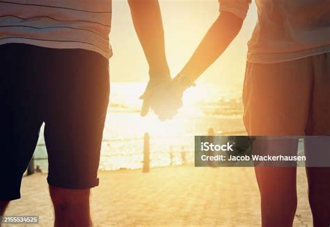 해변 손을 잡고 사랑 햇살 신혼여행 로맨스 여행을 위한 휴가와 커플 근접 촬영 해변과 여자와 남자 렌즈 플레어와 모험 지원 지원
