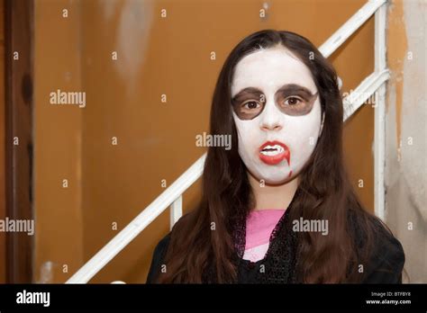 Schönes Vampir Mädchen Stockfotos Und Bilder Kaufen Alamy