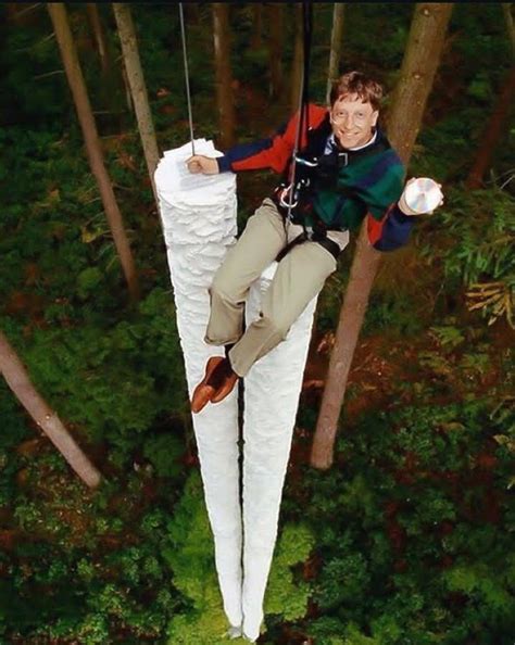 یک عکس بسیار جالب، متفاوت و خلاقانه از بیل گیتس در جنگل