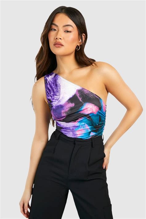 Strakke Top Met Eén Blote Schouder Boohoo