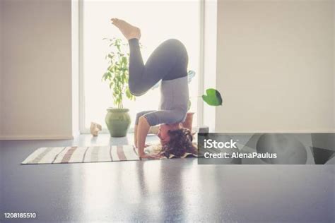 집에서 요가를하는 여자는 헤드 스탠드 운동 실시 예 및 운동을 통해 인식을하고 Mental Wellbeing에 대한 스톡 사진 및 기타 이미지 Mental