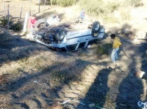Una camioneta volcó y sus ocupantes salieron por sus propios medios
