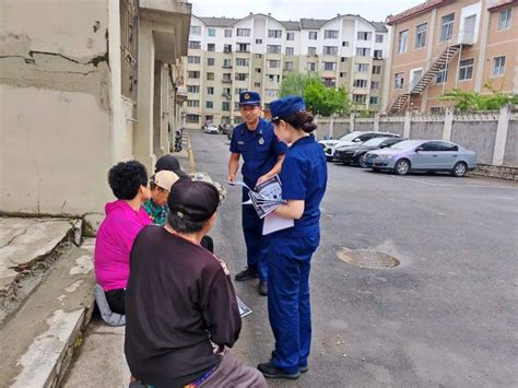 南芬大队对沿街商铺及居民进行消防安全知识讲解火灾宣传商户