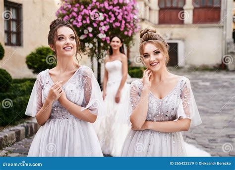 Hermosa Novia Y Damas De Honor En Hermosos Y Elegantes Vestidos De