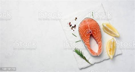 화이트 보드에 생 연어 스테이크 레몬 조각 향신료 흰색 테이블의 상위 뷰 0명에 대한 스톡 사진 및 기타 이미지 0명