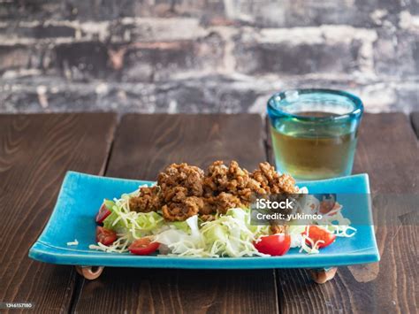 오키나와 음식 타코 라이스 매운 다진 고기 야채 치즈를 얹은 쌀 요리 Okinawan Food에 대한 스톡 사진 및 기타 이미지